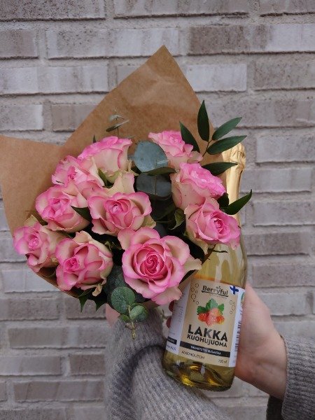 Kukkakaari - Ruusut - Lahjasetti- ruusukimppu lakkakuohulla